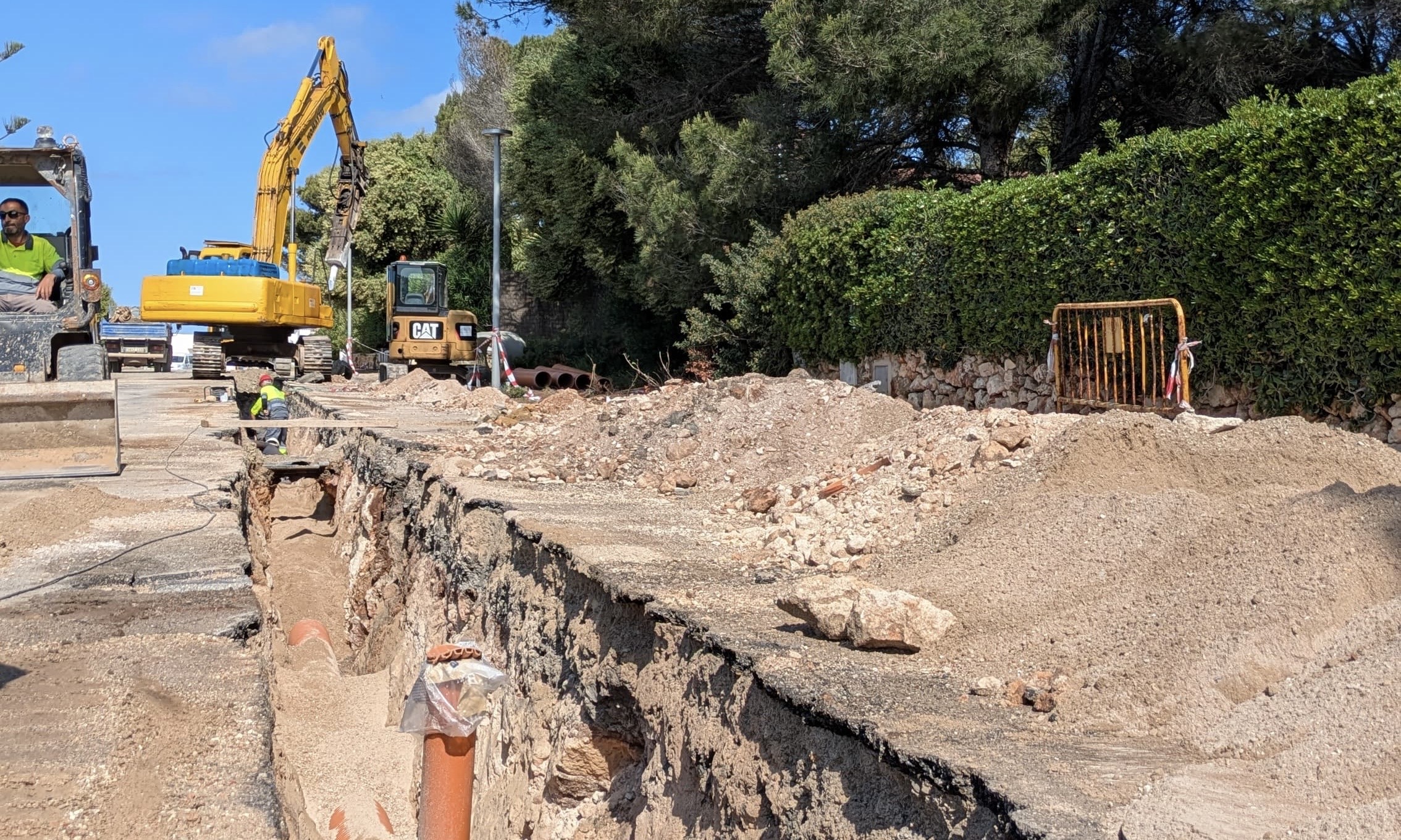 El conseller Lafuente visita las obras de saneamiento de Es Canutells ...